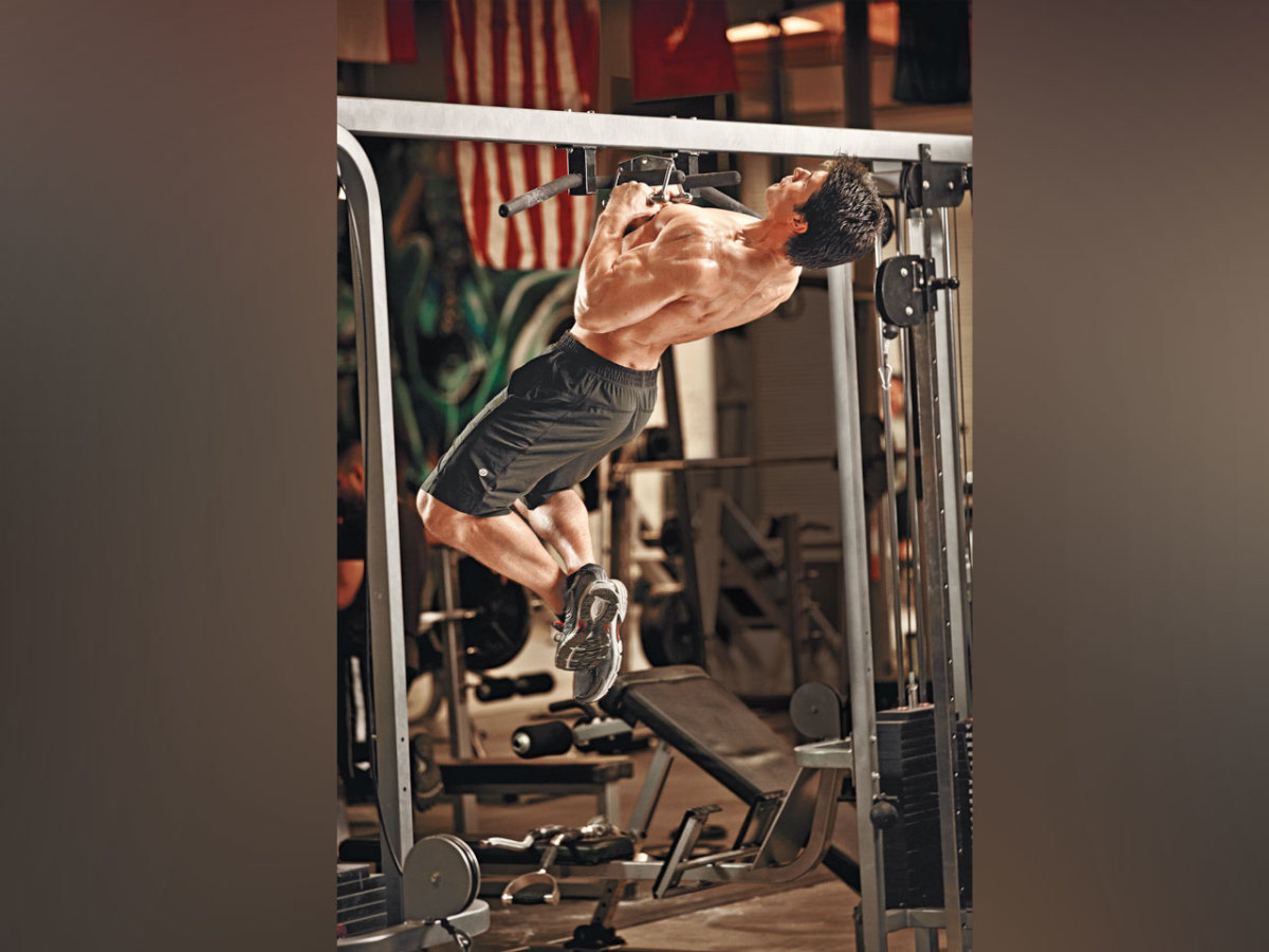 How to Do an Arched-back Pullup - Men's Fitness