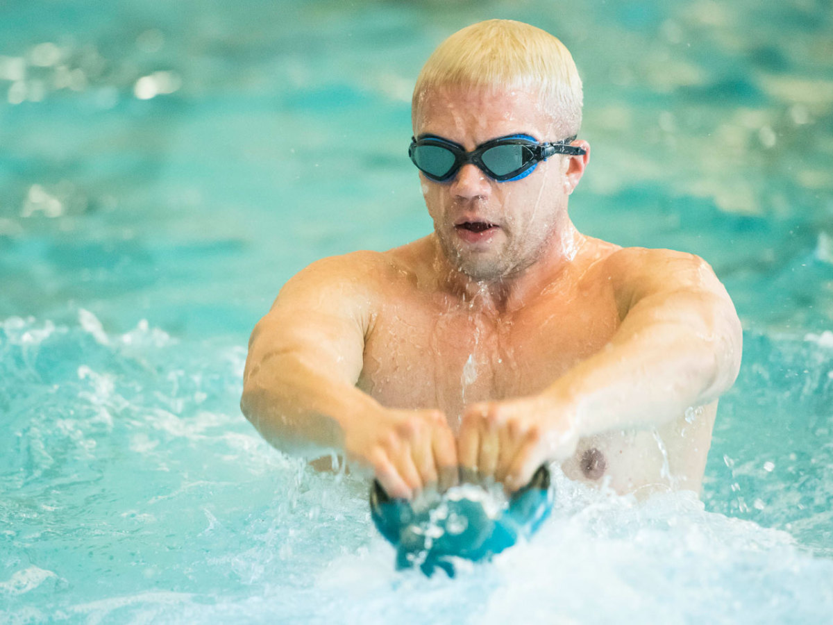 7 Best Full-Body Pool Exercises - Men's Fitness