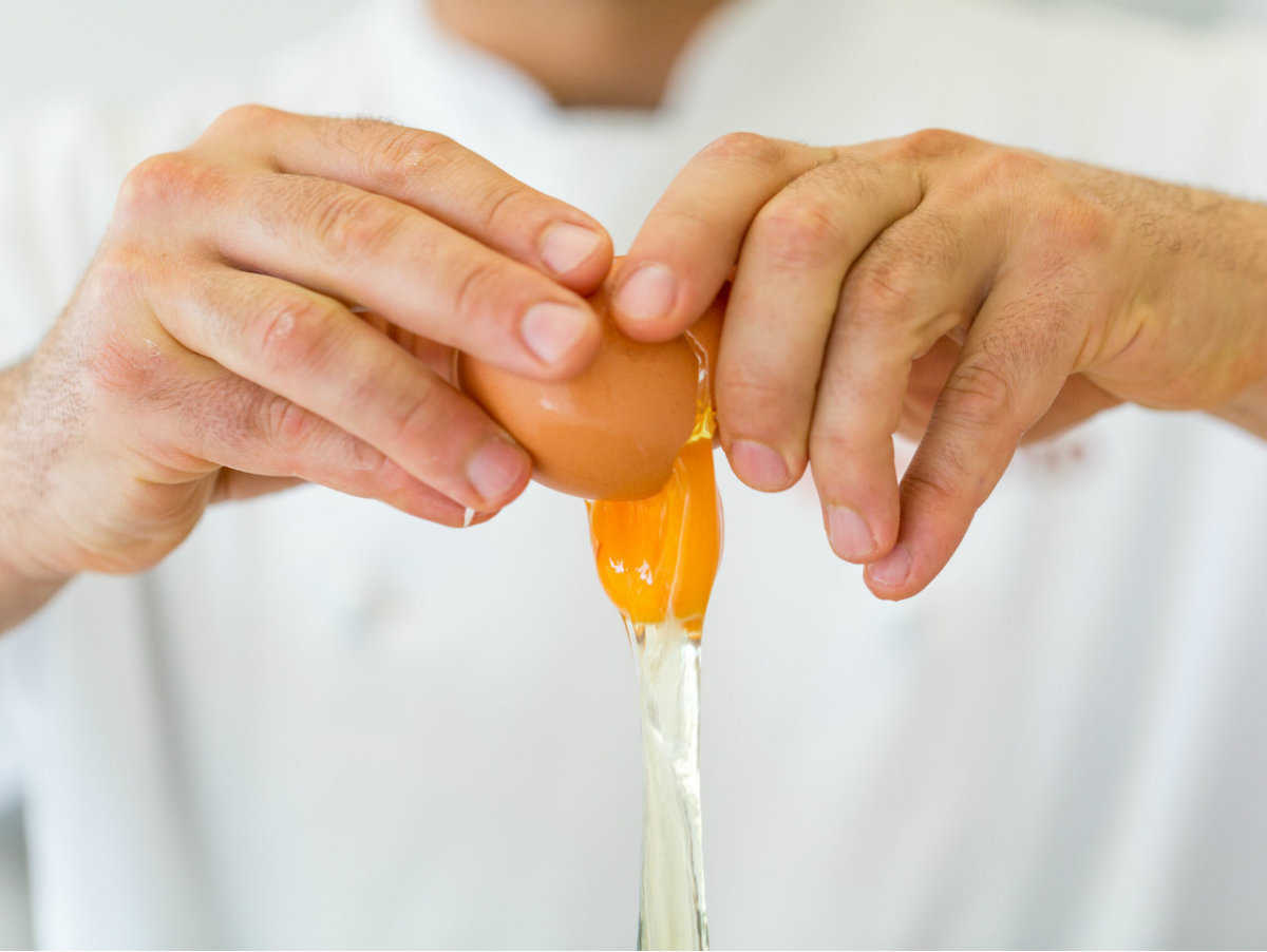 Ditch the Egg Whites and Go for Whole Eggs to Get Maximum Muscle ...
