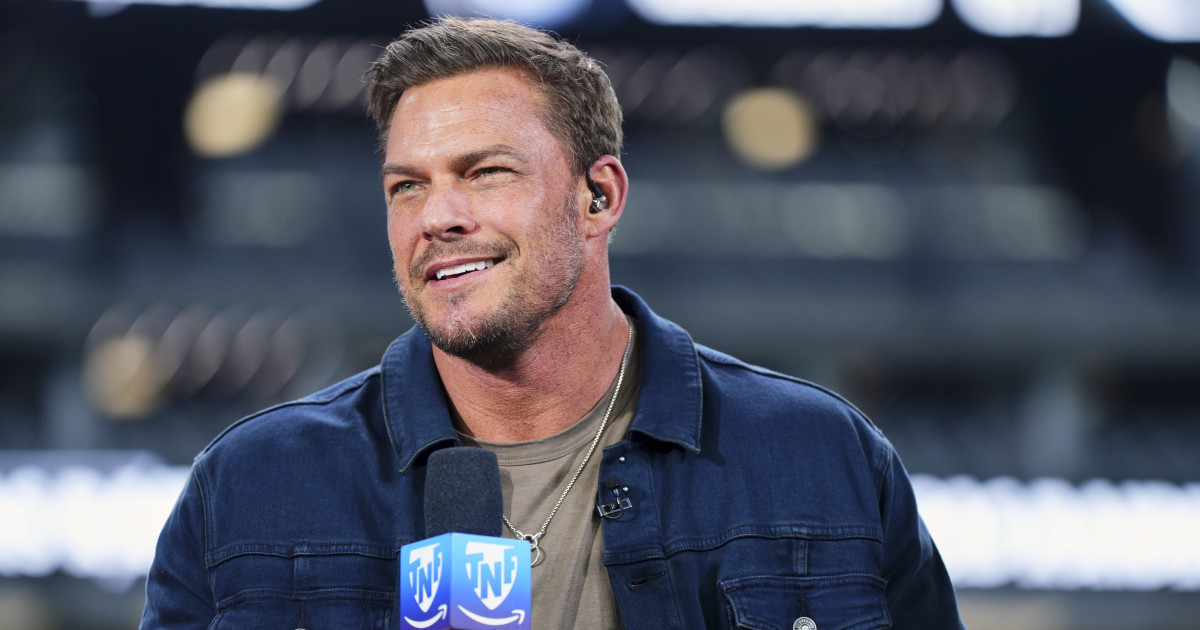 Alan Ritchson Seen Filming for 'Reacher' at Wrigley Field - Men's Fitness
