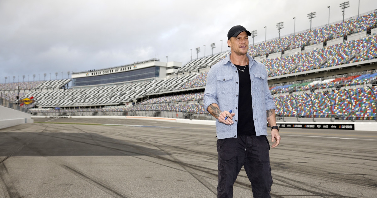 This Bodyweight Routine Built Alan Ritchson’s 'Reacher' Physique - Men ...