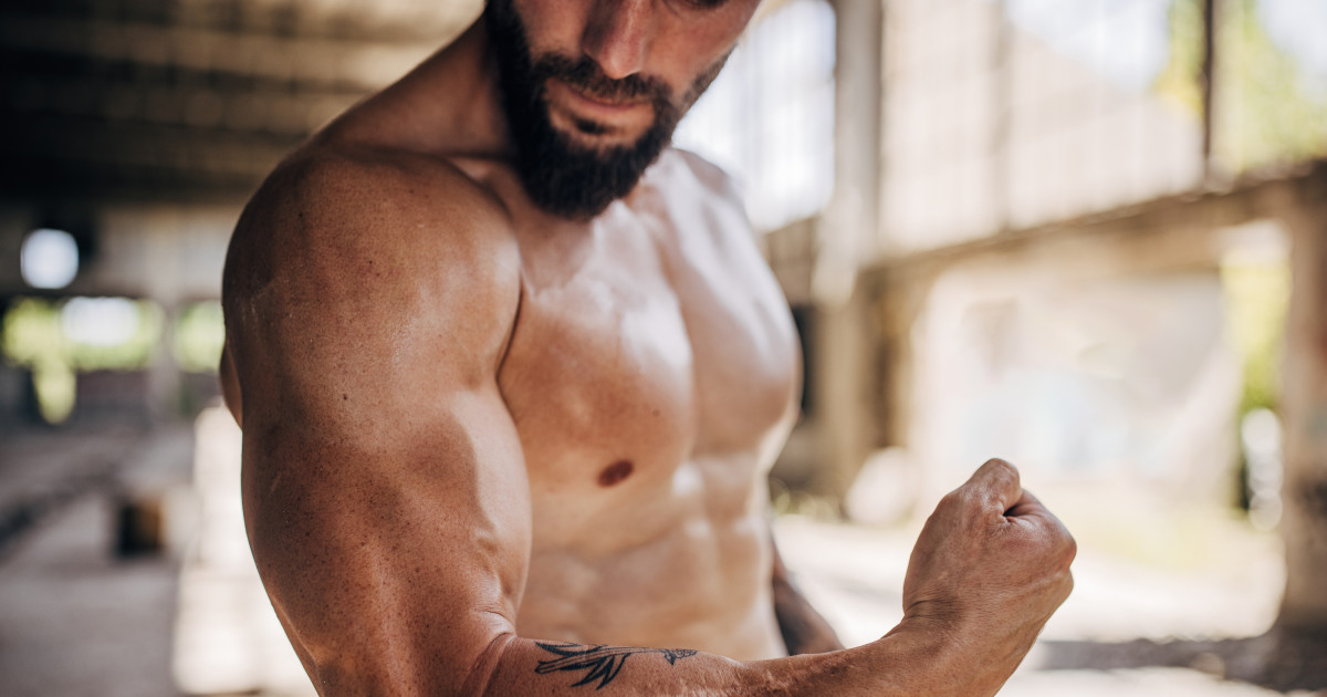 Jeff Cavaliere Says You're Probably Doing EZ Bar Curls Wrong—Here's How ...