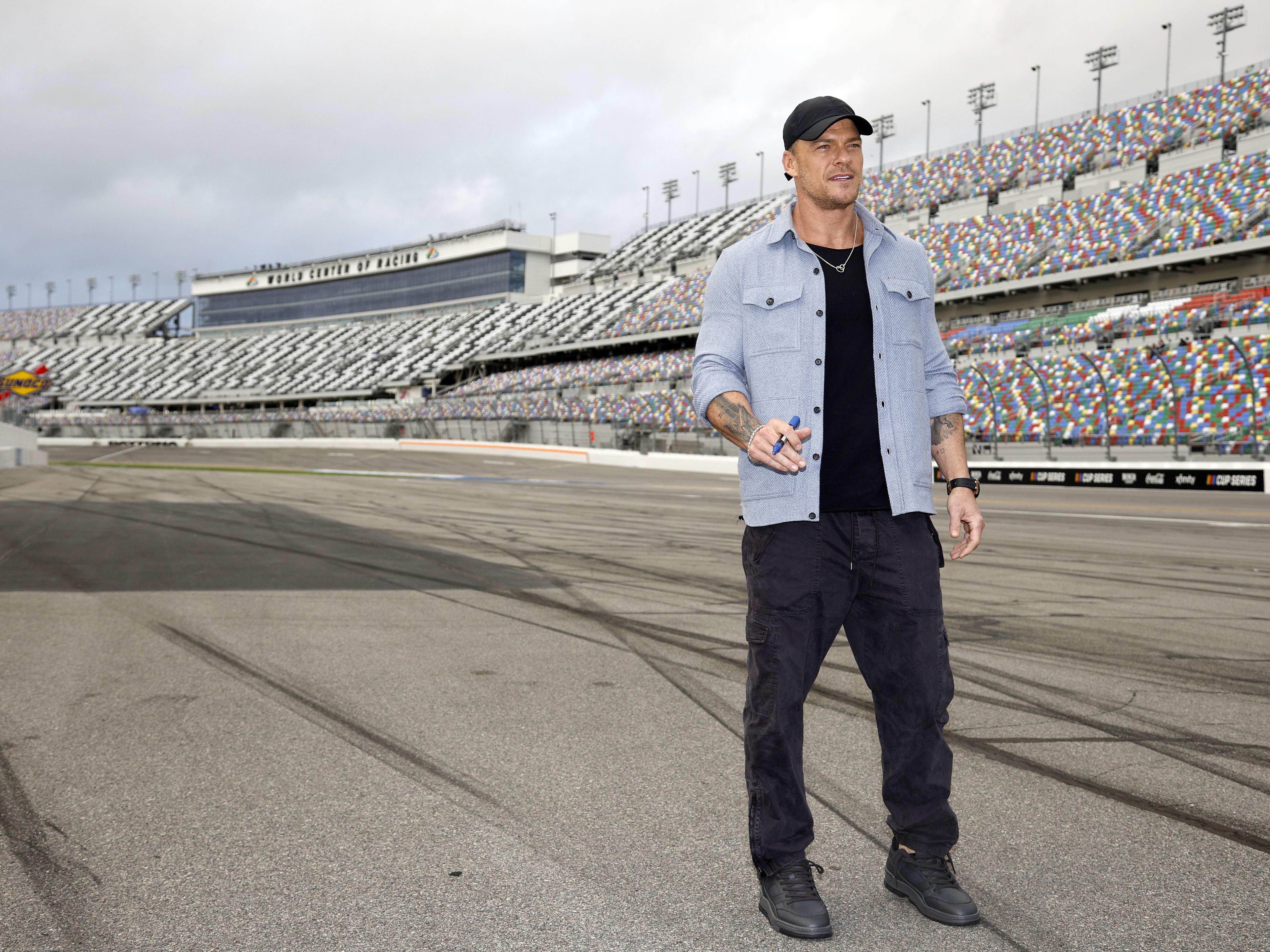 This Bodyweight Routine Built Alan Ritchson’s 'Reacher' Physique - Men ...