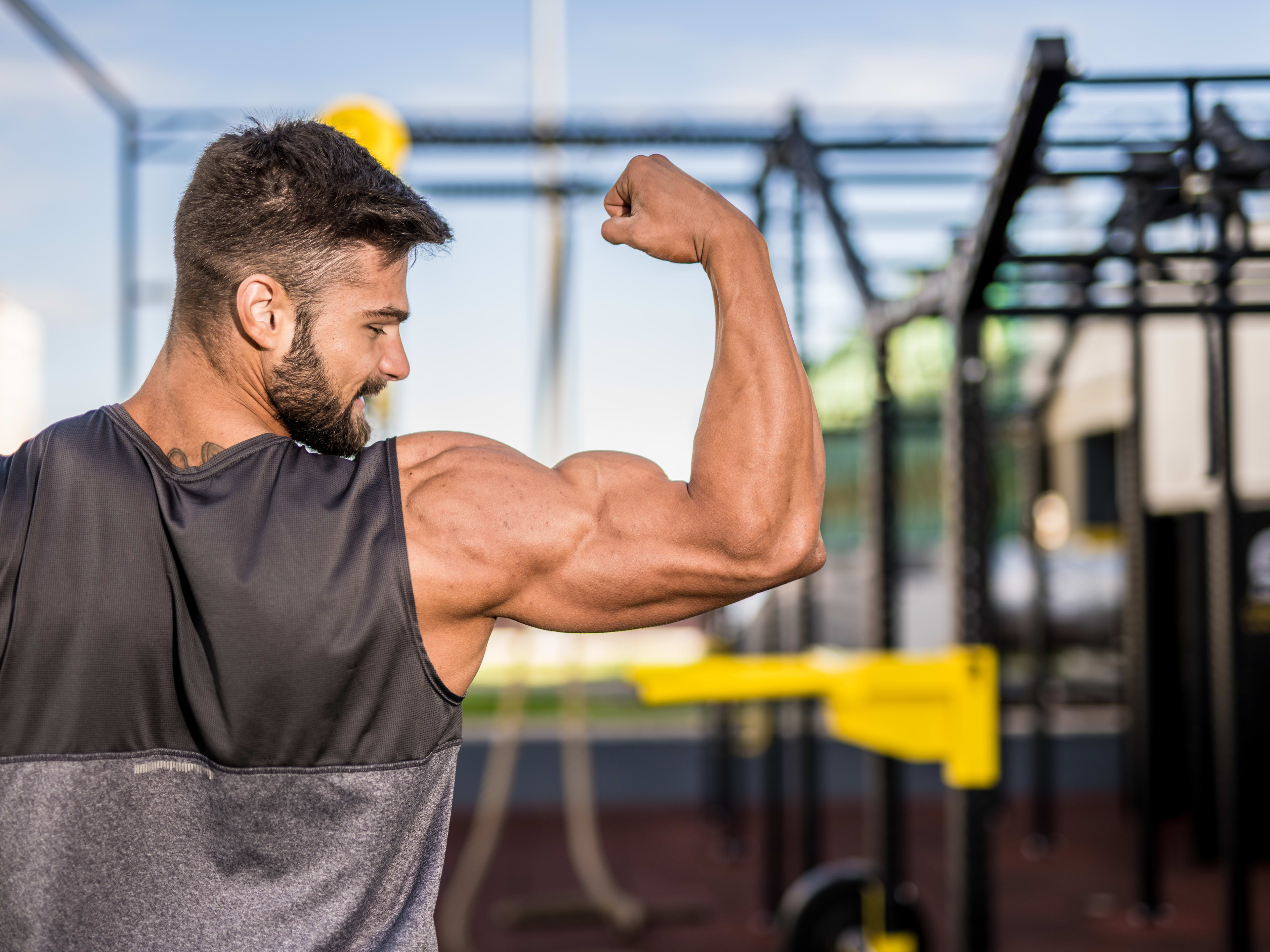 Trainer Menno Henselmans Says This Bicep Curl Exercise is the Secret to ...