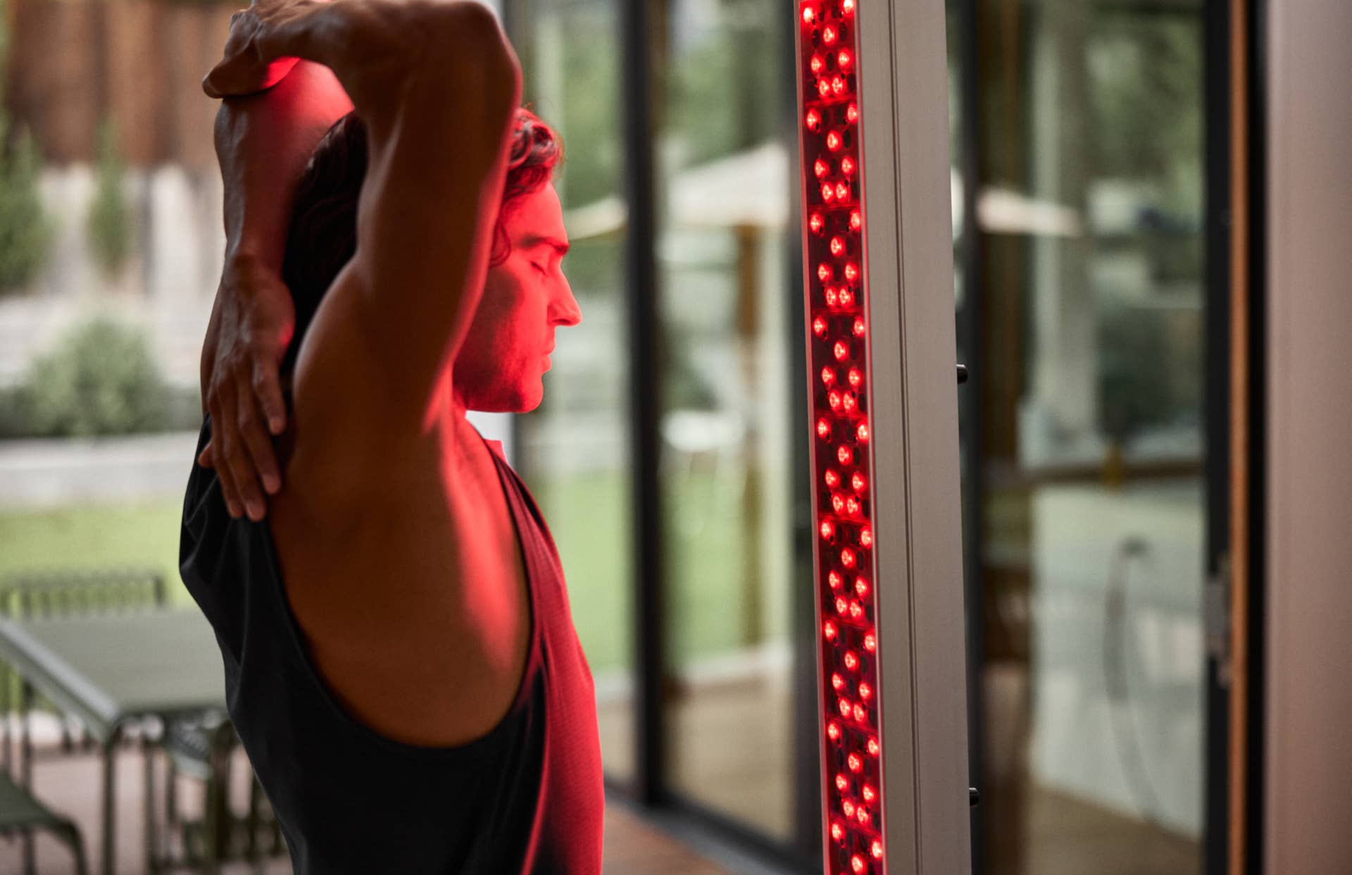 The Real Benefits of Red Light Therapy, According to Doctors - Men's ...