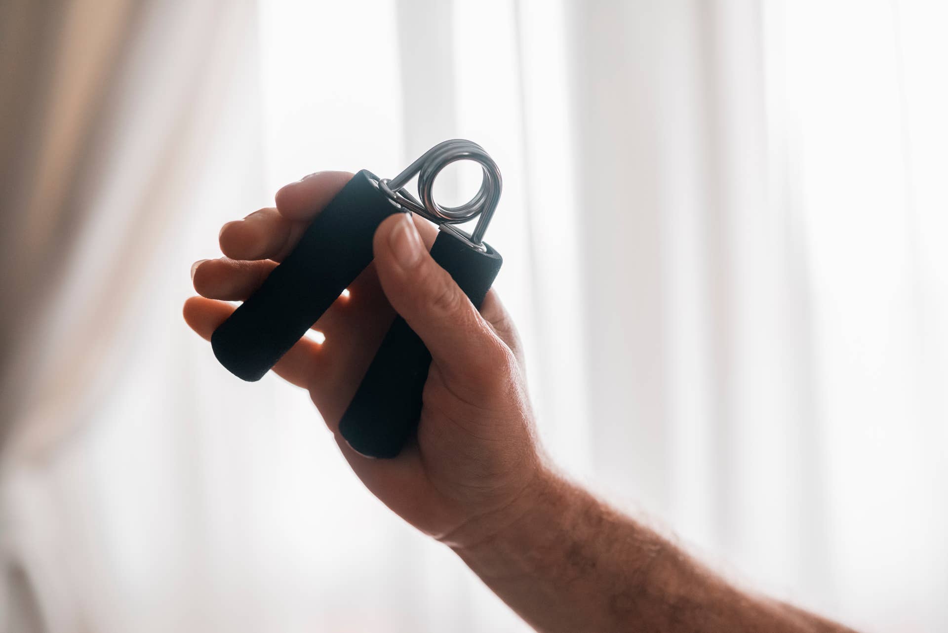 Physical Therapist Shares Tricks to Improve Grip Strength - Men's Fitness